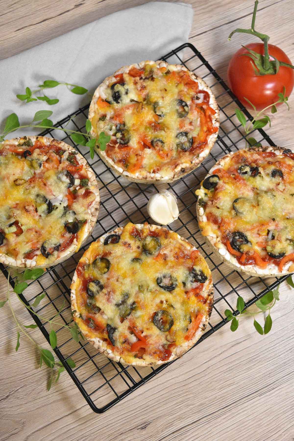 Mини пици сo Оризoви вафли - Bella Kujna