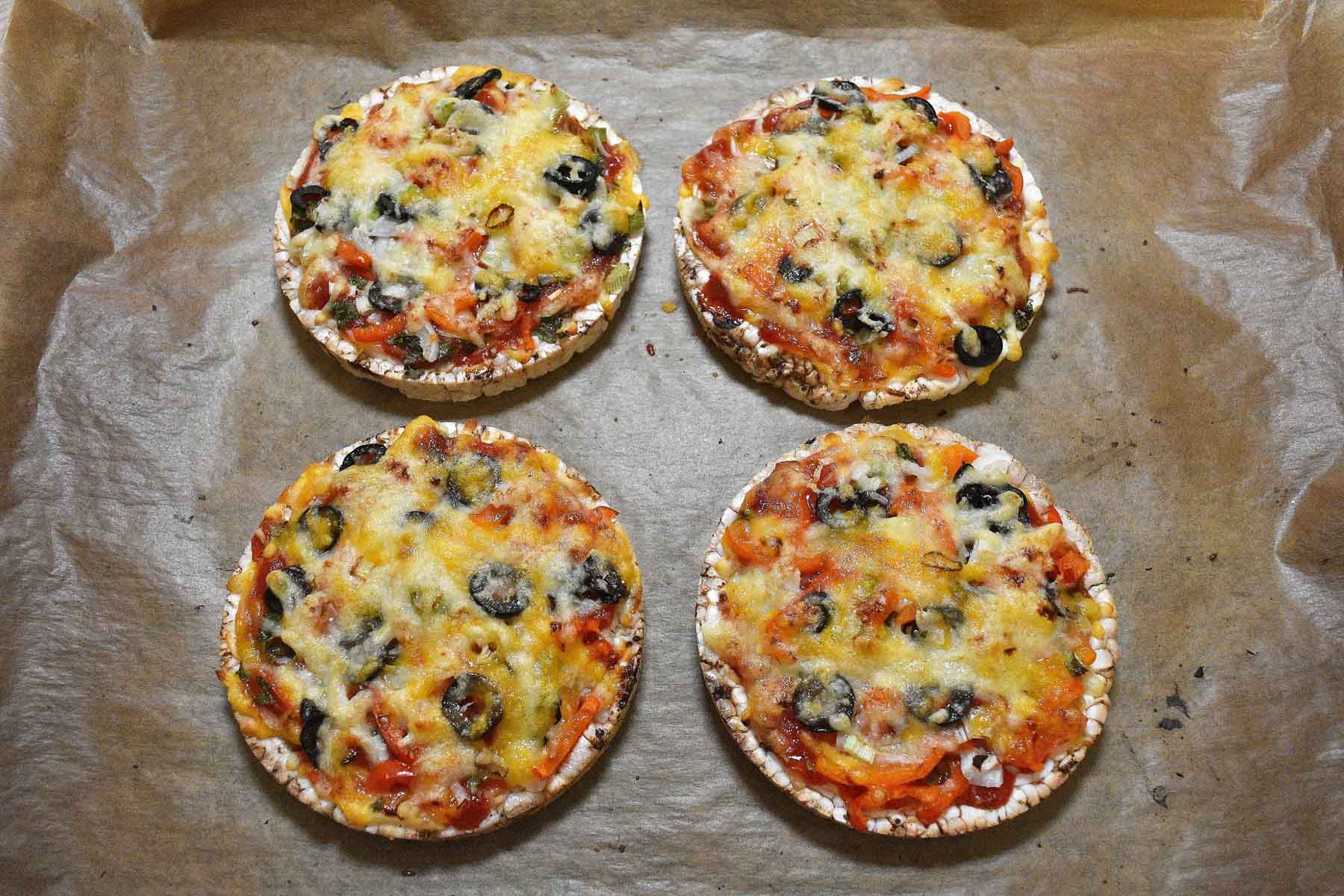 Mини пици сo Оризoви вафли - Bella Kujna